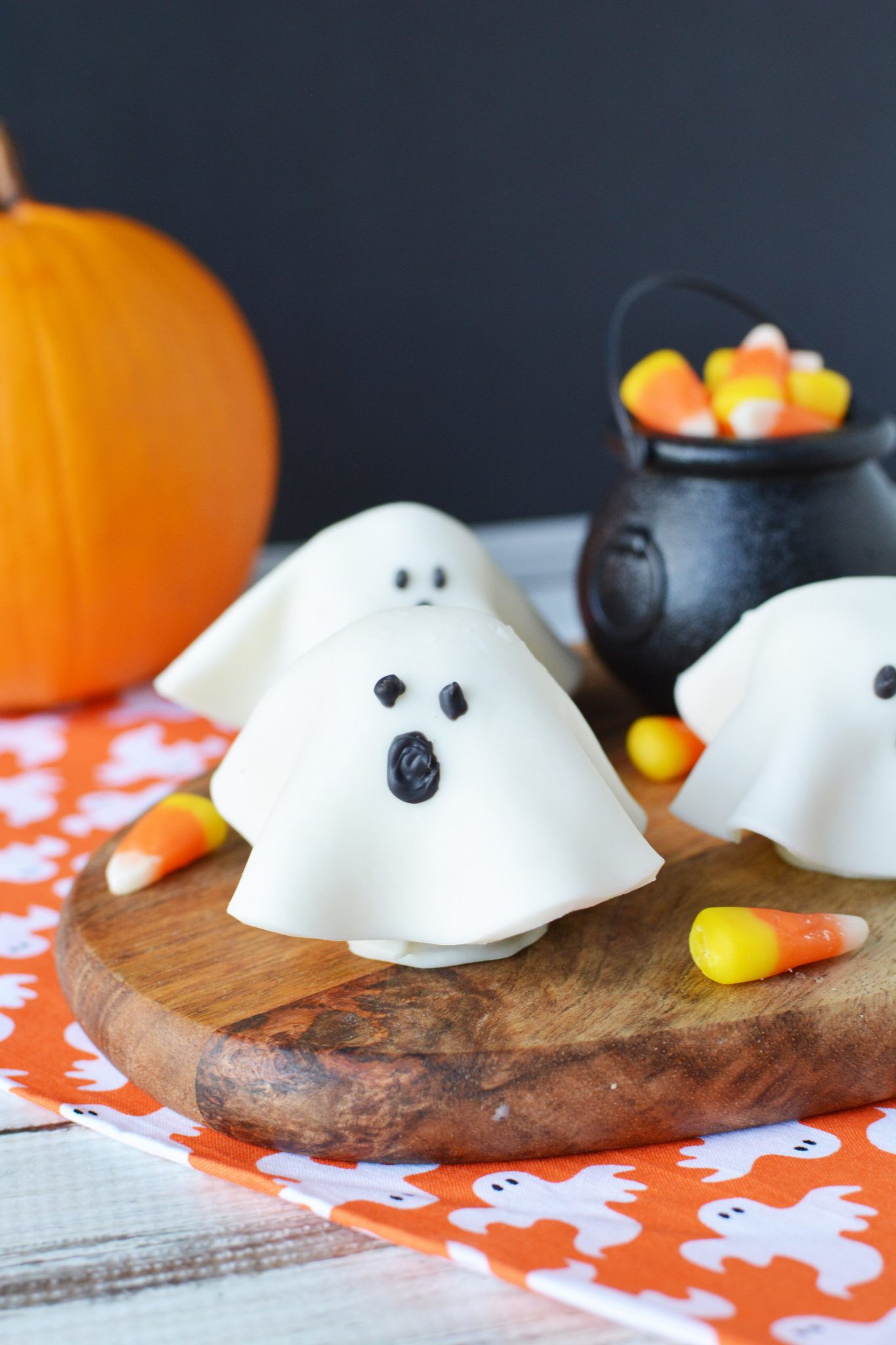 Ghost Cake Pops - The Rebel Chick