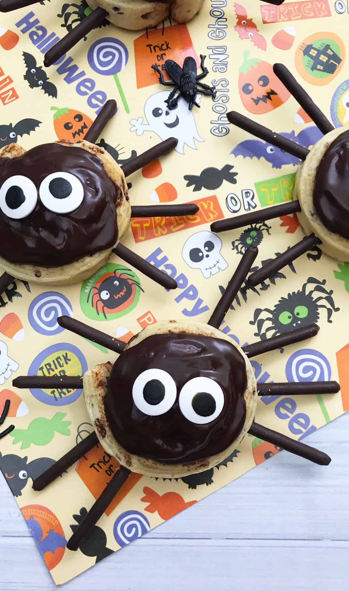 Spider Cinnamon Rolls- The Rebel Chick